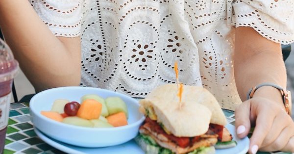 5 Tips για να αποφύγετε τα περιττά κιλά για όσο μένετε σπίτι | Portraits