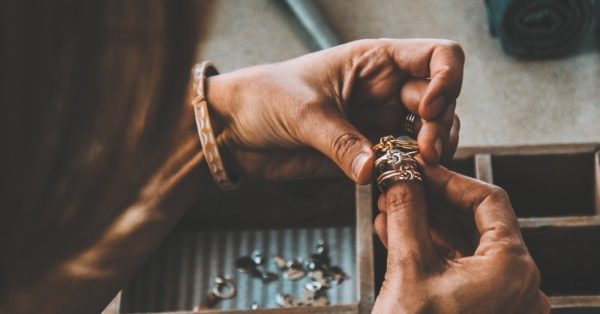 Αλήθεια, πόσο «ηθικά» είναι τα κοσμήματά μας; | Portraits