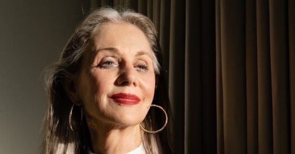 H Susan «Honey» Good δεν αφήνει καμία γυναίκα άνω των 50 να νιώσει ...