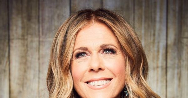 Ηθοποιός, τραγουδίστρια και φιλάνθρωπος: Η ιστορία της Rita Wilson ...