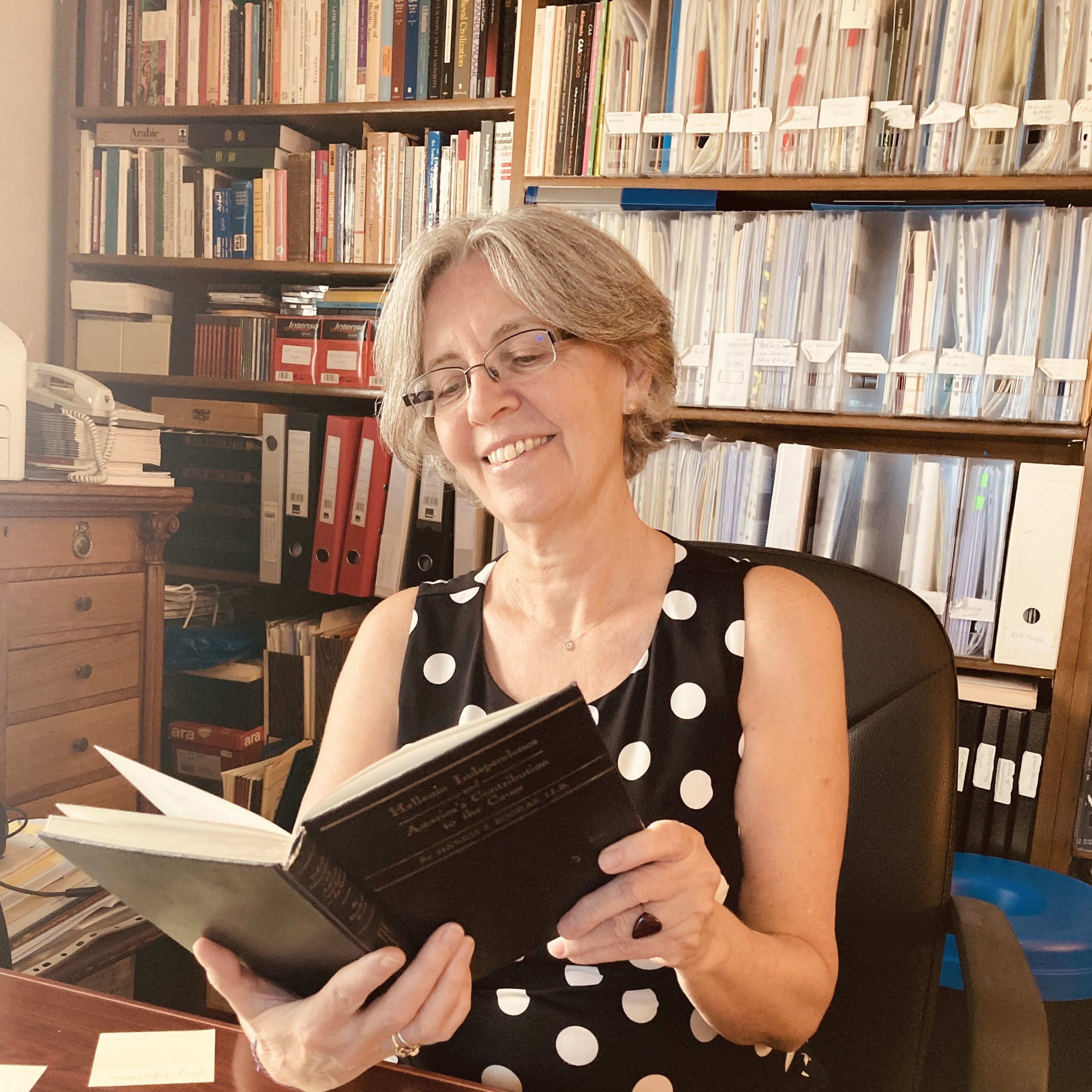 Με οδηγό τη Μαρία Γεωργοπούλου, ξενάγηση στα άδυτα της Γενναδείου ...